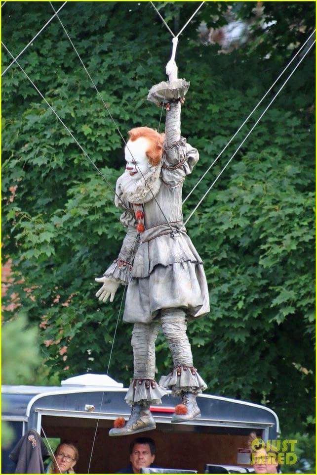 Lihat Penampakan Perdana Bill Skarsgård Sebagai Pennywise di Set IT ...