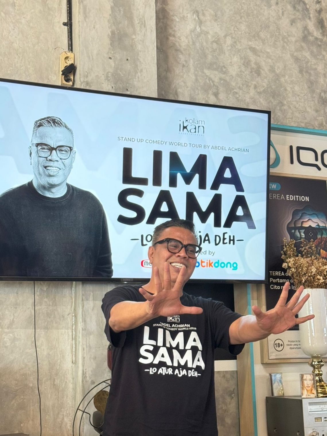 Memperkenalkan Stand Up Comedy World Tour By Abdel Achrian, Lima Sama – Lo Atur Aja Deh - Cinemags